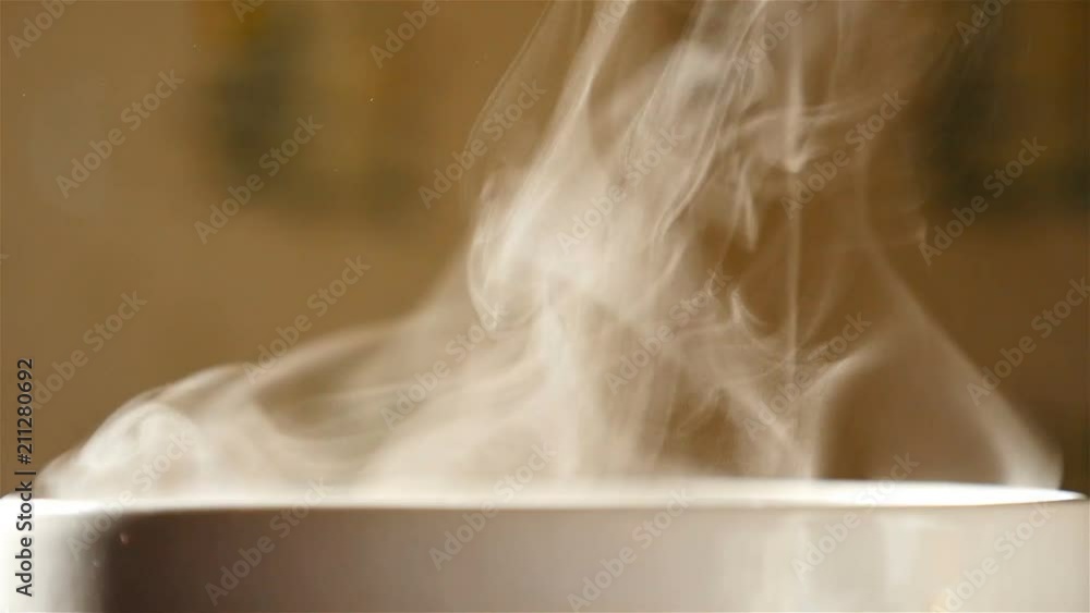Transparent steam in a cup with tea. Slow-motion. Close-up vídeo do ...
