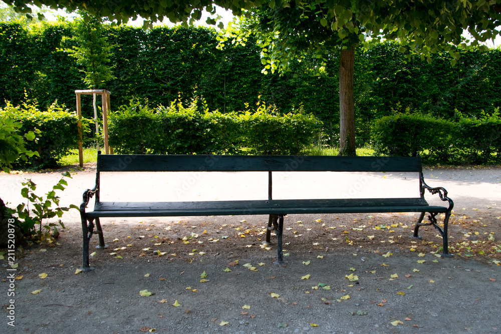 Bank im Park Stock-Foto | Adobe Stock