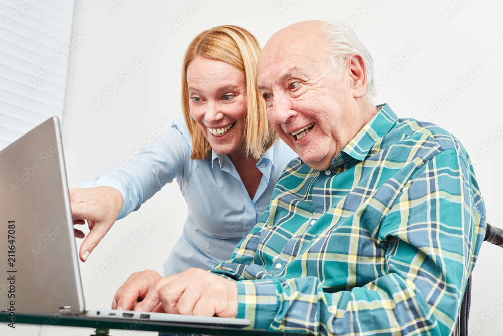 Alter Senior am Laptop Computer beim Video Chat Stock Photo | Adobe Stock