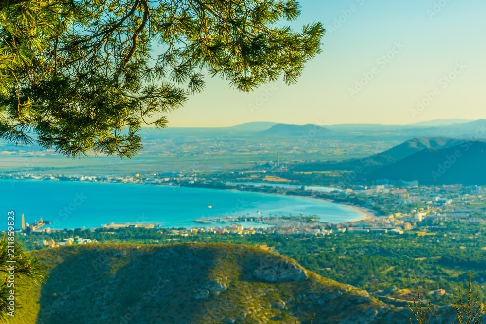 Foto de Alcudia bay and Port d'Alcudia town at Mallorca, Spain do Stock ...