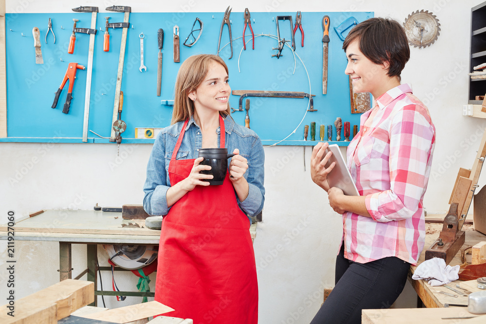 Frauen als Handwerker in einer Besprechung Stock Photo | Adobe Stock