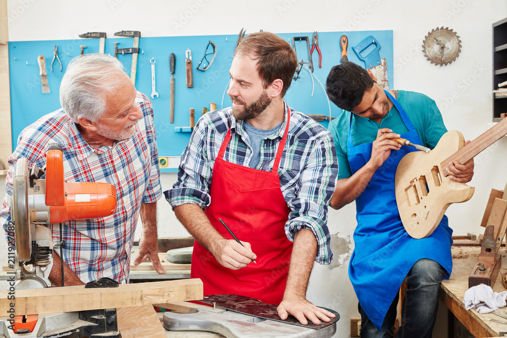 Meister bei der Ausbildung eines Azubi Stock Photo | Adobe Stock