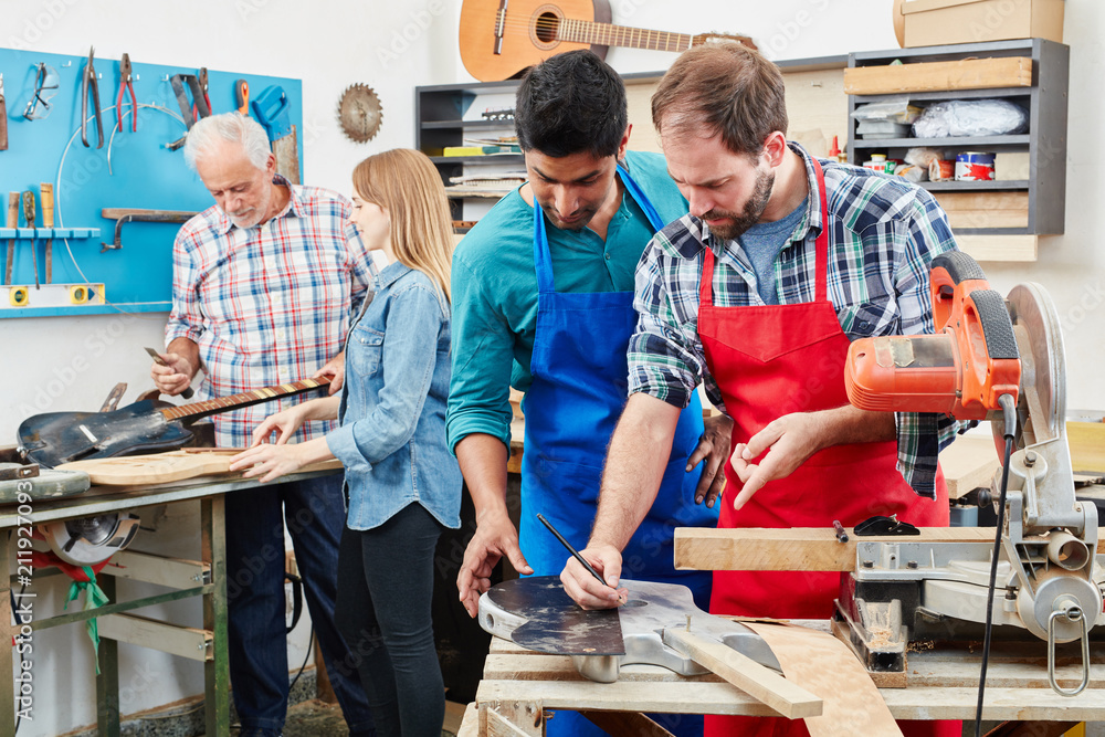 Handwerker Lehrlinge arbeiten zusammen Stock Photo | Adobe Stock