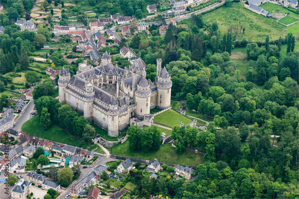 vue aérienne du château de Pierrefonds restauré par Viollet-le-Duc dans ...