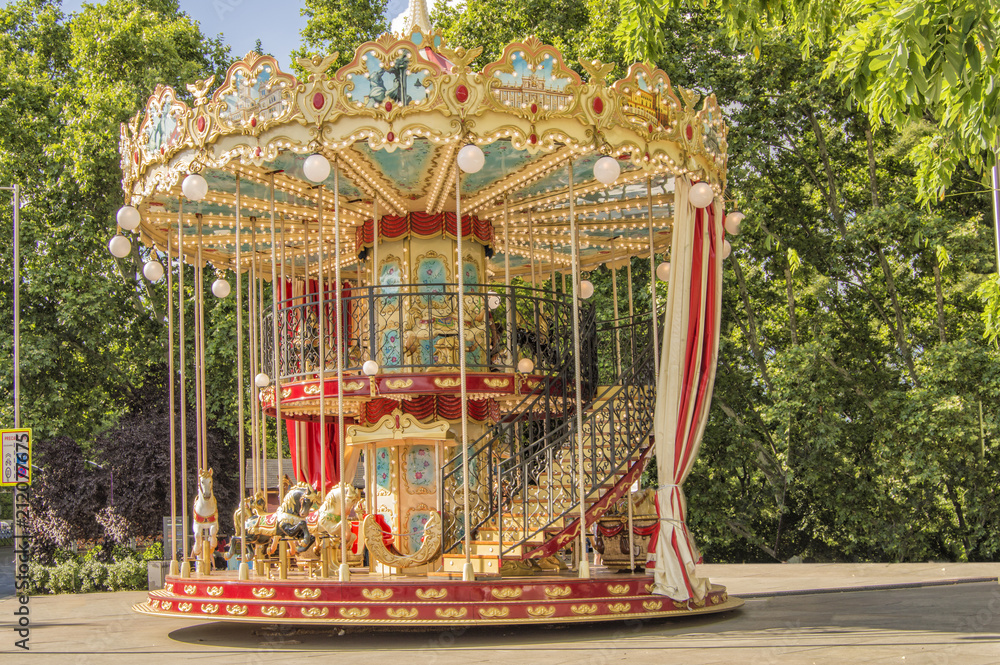 carrusel/Un carrusel de dos pisos con caballitos en una plaza en Madrid ...