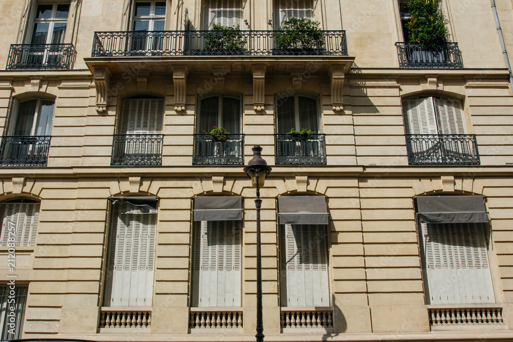 Paris residential buildings. Old Paris architecture, beautiful facades ...