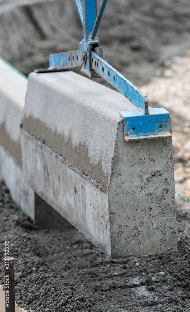 Bordstein setzen Stock-Foto | Adobe Stock