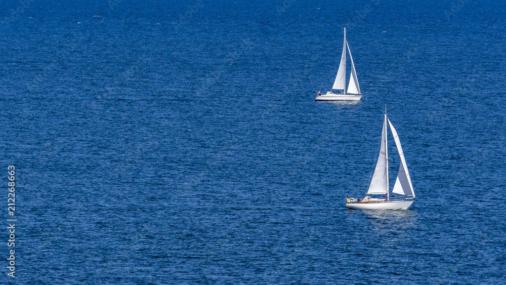 zwei Seegelboote auf dem Meer Stock Photo | Adobe Stock