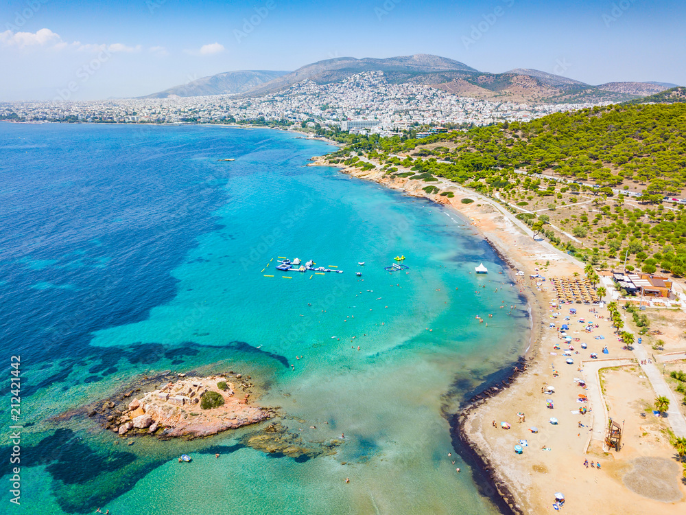 Der Strand von Kavouri im südlichen Athen mit türkisem Wasser und Sicht ...