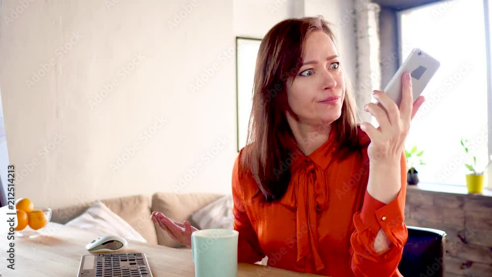 Vidéo Stock Angry business lady shouting on phone. Furious female ...