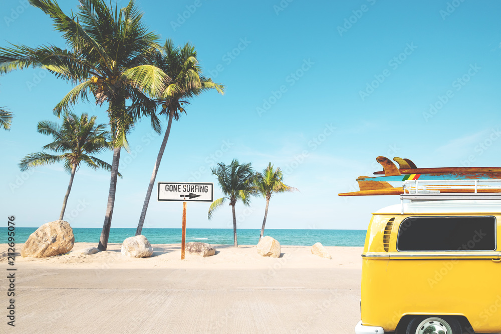 Vintage car with surfboard on roof on tropical beach in summer. beach ...