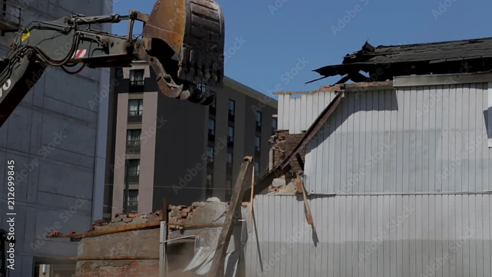 Stockvideo Demolition of a roof from an old house being torn down by a ...