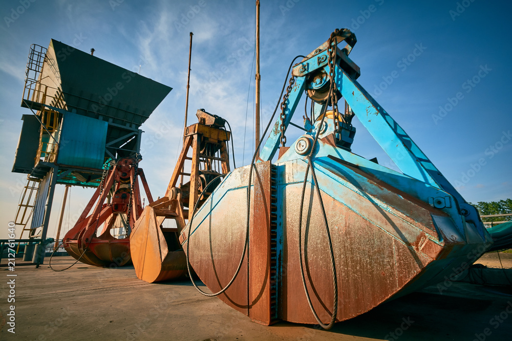Foto de Grabber for bulk cargo laying on pier ship bulk terminal. Cargo ...