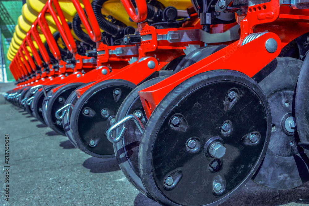 Foto de Mechanisms for the tractor are used for cultivating the land ...