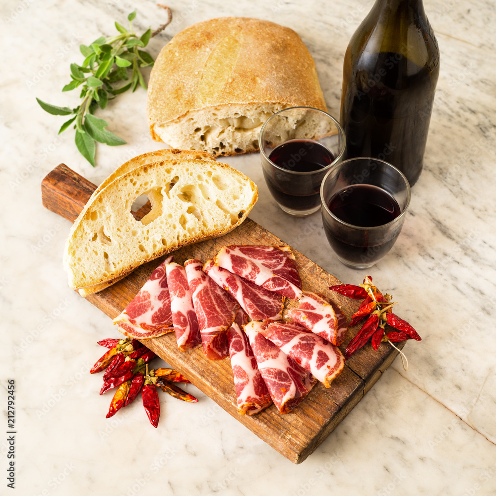 Fette di capocollo, tipico salame piccante dell'Italia meridionale ...