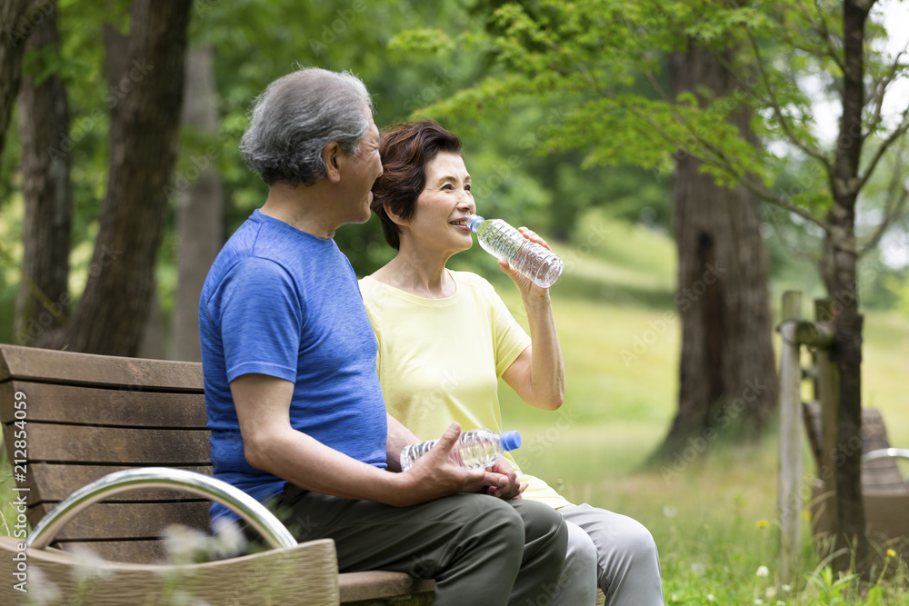 ベンチに座るシニア夫婦 Stock Photo | Adobe Stock