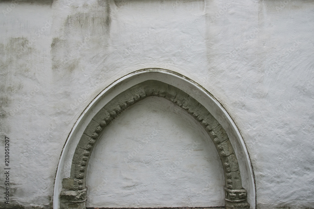gotischer Halbbogen aus grauem Stein auf weisser Mauer Fensterillusion ...