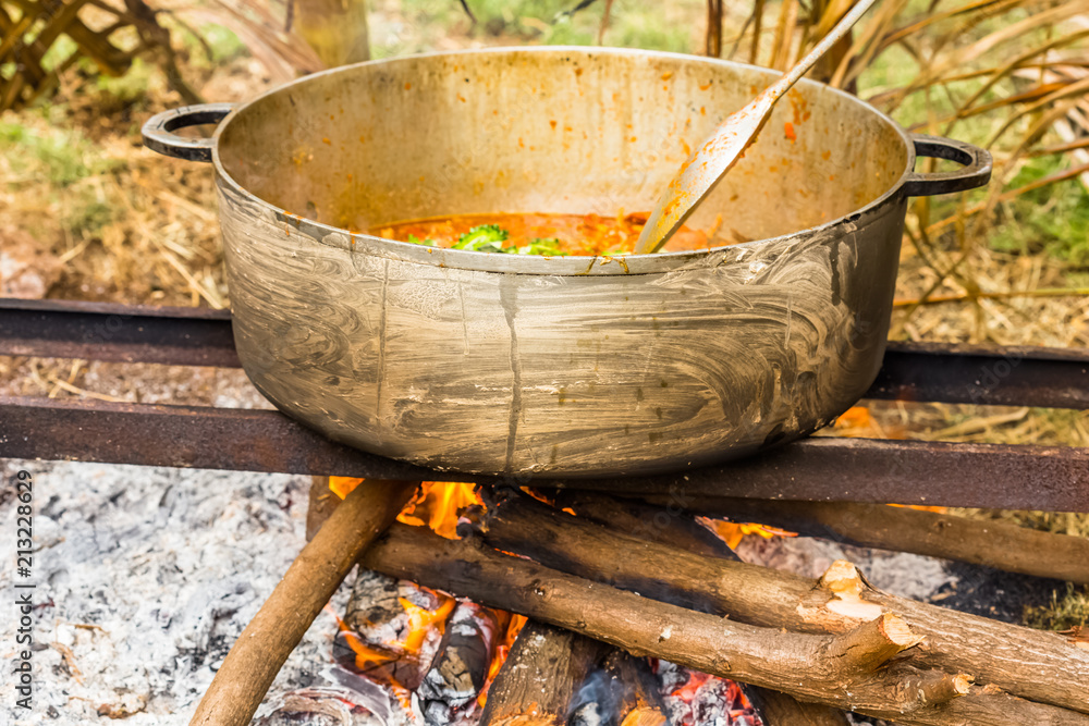 Foto de pique-nique créole, cuisson du cari au feu de bois, île de la ...