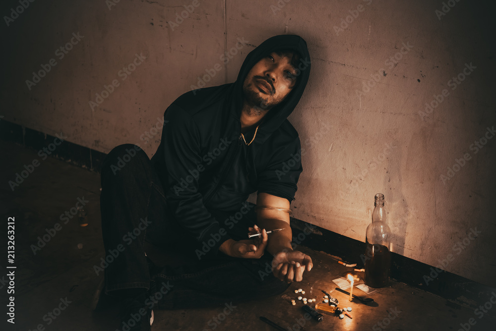 Asian men are drug addicts to inject heroin into their veins themselves ...