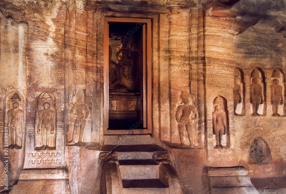 Fotka „Entrance to sanctuary of the 7th century cave temple in ...