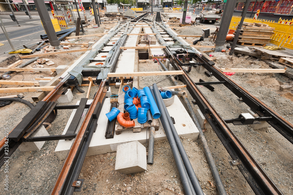 Gleisbau - Neue Schienen für die Strassenbahn mitten in der Stadt Stock ...