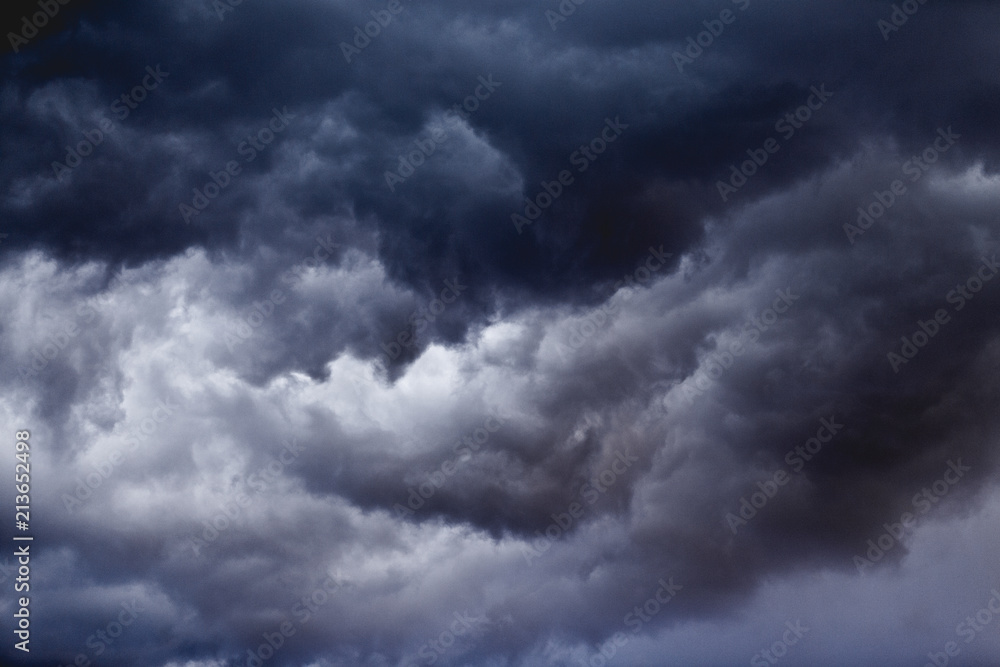 Dunkle Wolken am Himmel Stock-Foto | Adobe Stock