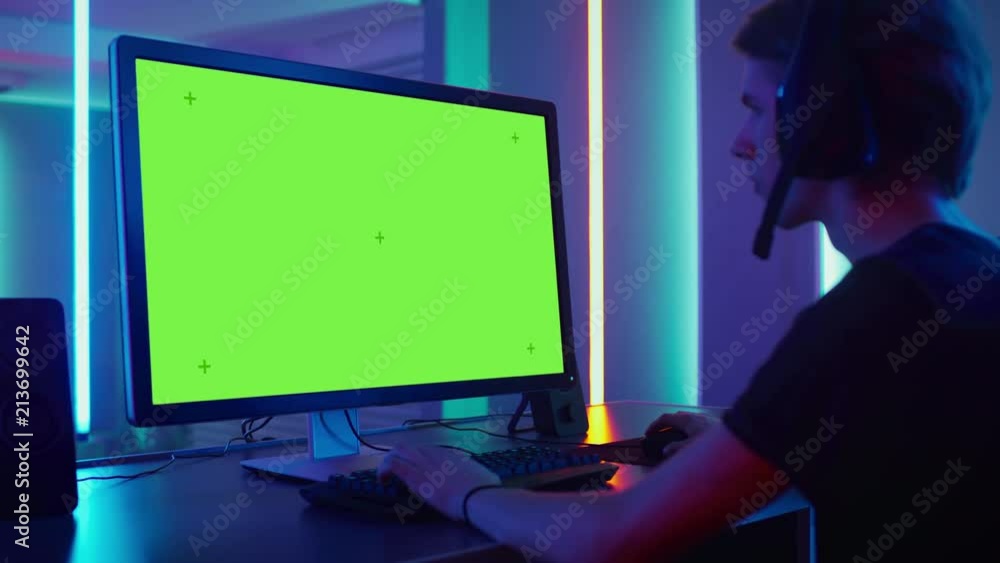 Vidéo Stock Pro Gamer Playing in Video Games on the Green Mock-up ...