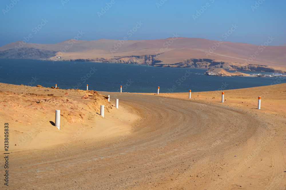 Foto de Paracas desert road along the Pacific ocean, Paracas National ...