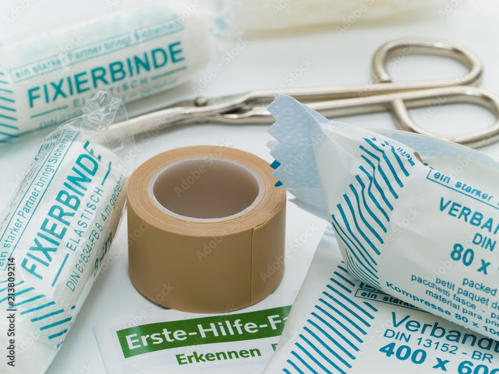 Verbandsmaterial, Pflaster und Schere Stock-Foto | Adobe Stock