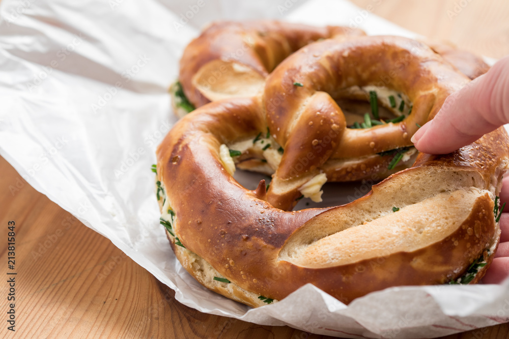 Frau isst Deutsche Spezialität Butterbrezel mit Schnittlauch Stock-Foto ...