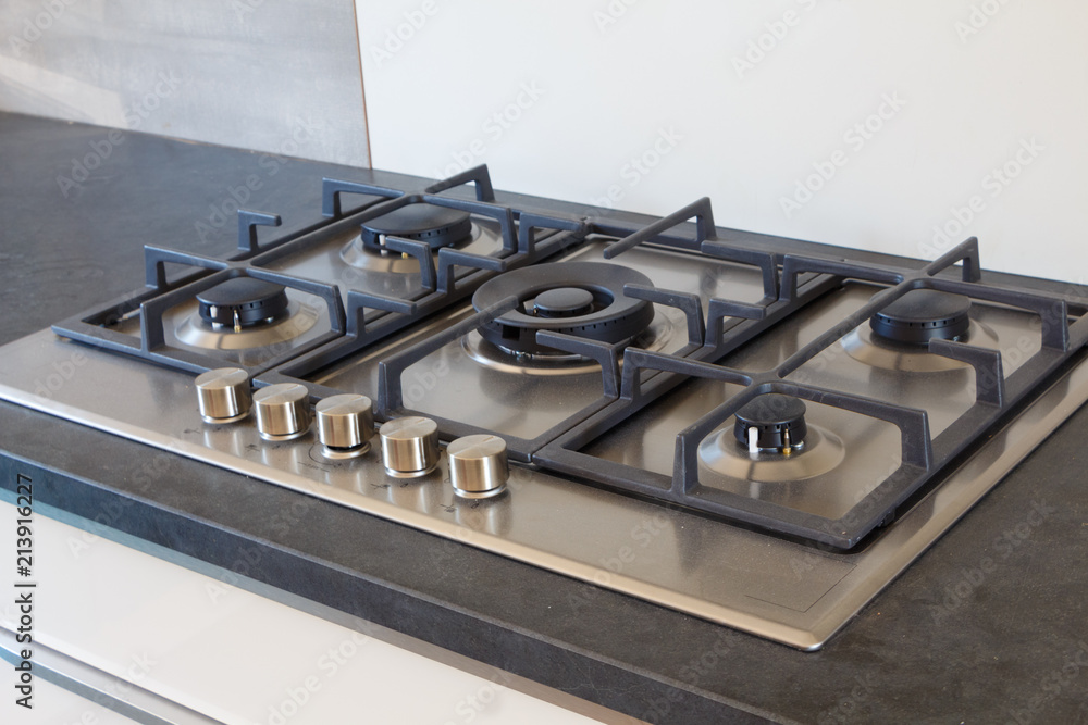 Plaques de cuisson dans une cuisine Stock Photo | Adobe Stock