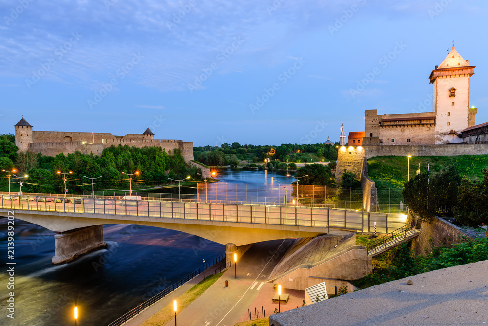 Foto de Beautiful night view of Narva Castle with tall Herman's tower ...