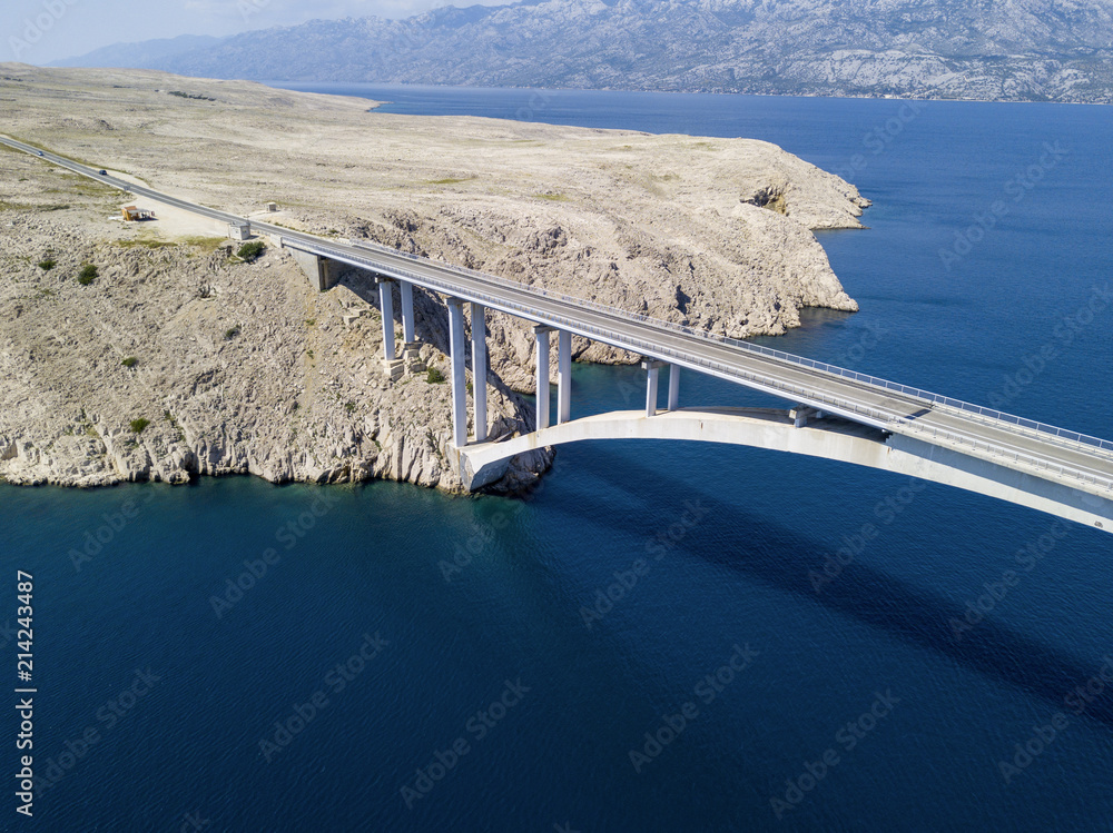 Vista aerea del ponte dell’isola di Pag, Croazia, strada. Scogliera a ...