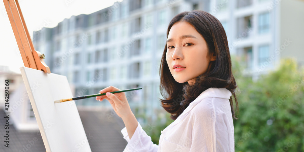 Concept Artist Beautiful girl. Beautiful women are creating art ...
