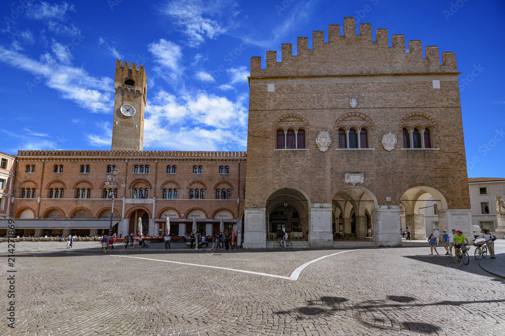 Treviso, Piazza dei Signori e Palazzo Trecento, il centro storico della ...