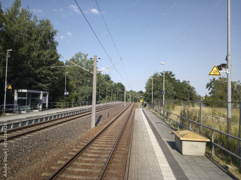 Bahnsteig und Bahngleise Stock Photo | Adobe Stock