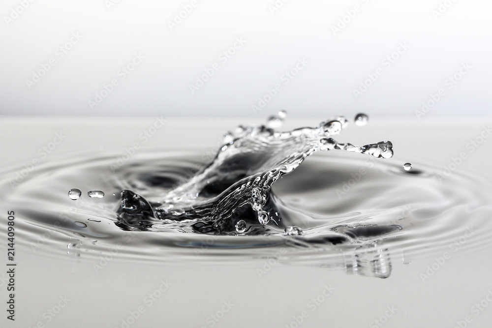 Water droplet drop splash collision dripping pillar reflection ...