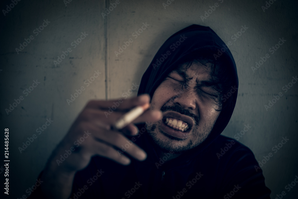 Asian men are drug addicts to inject heroin into their veins themselves ...