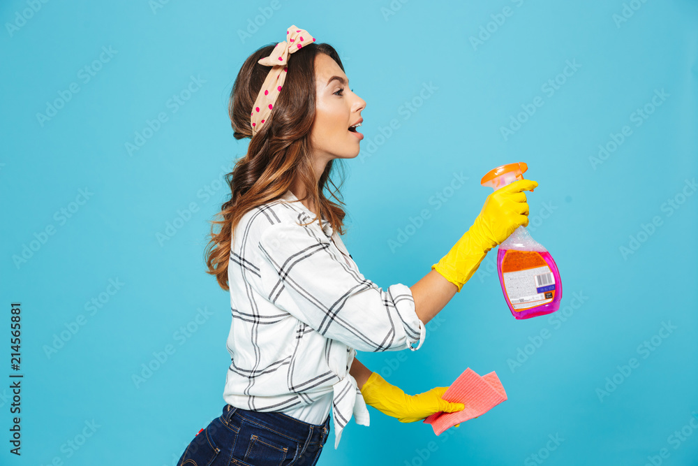 Portrait of attractive woman 20s cleaning with sponge and detergent ...