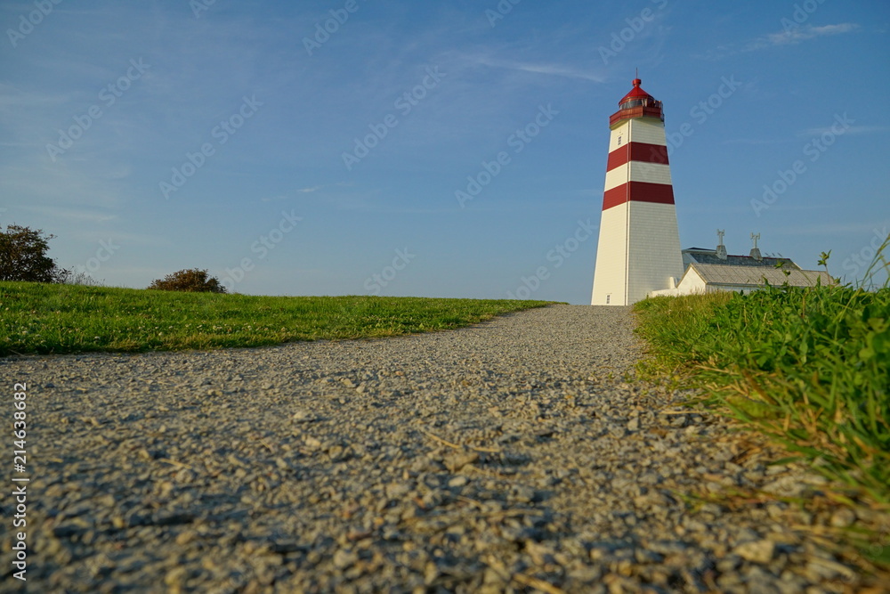 Leuchtturm Alnes Fyr bei Ålesund aus der Froschperspektive Stock Photo ...