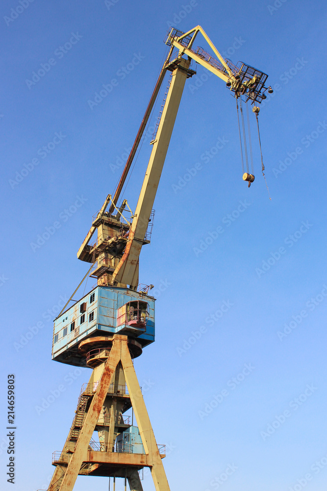 Rostock Historischer Hafenkran am Neptundreieck im Stadthafen Stock ...