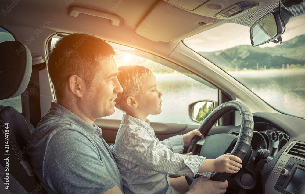 Father and son driving in car foto de Stock | Adobe Stock