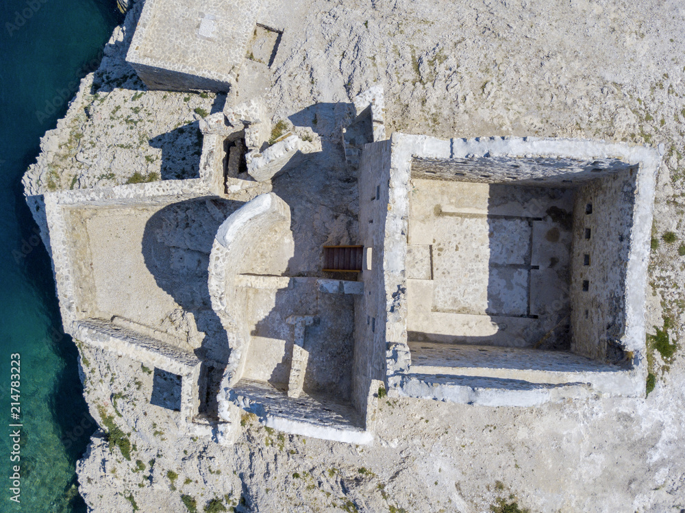 Vista aerea delle rovine della fortezza antica Fortica sull'isola di ...