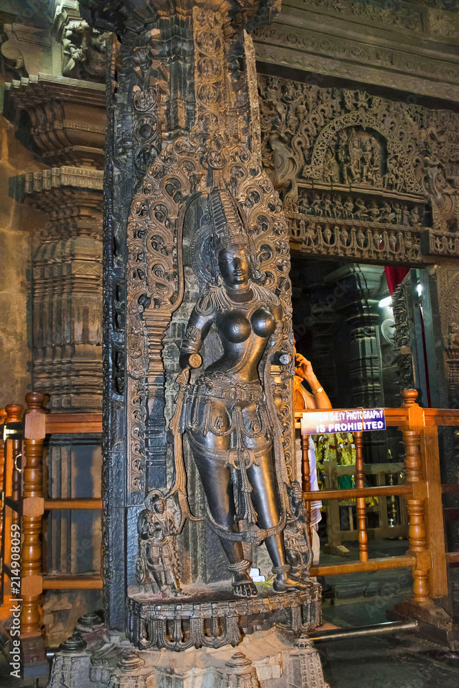 Foto de The Mohini Pillar mavinga a beautiful staue of Mohini a female ...