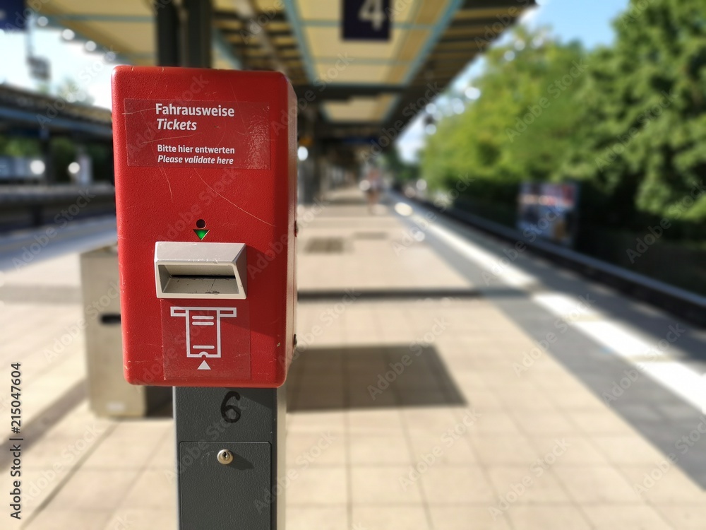 Ticketautomat auf dem Bahnsteig Stock Photo | Adobe Stock