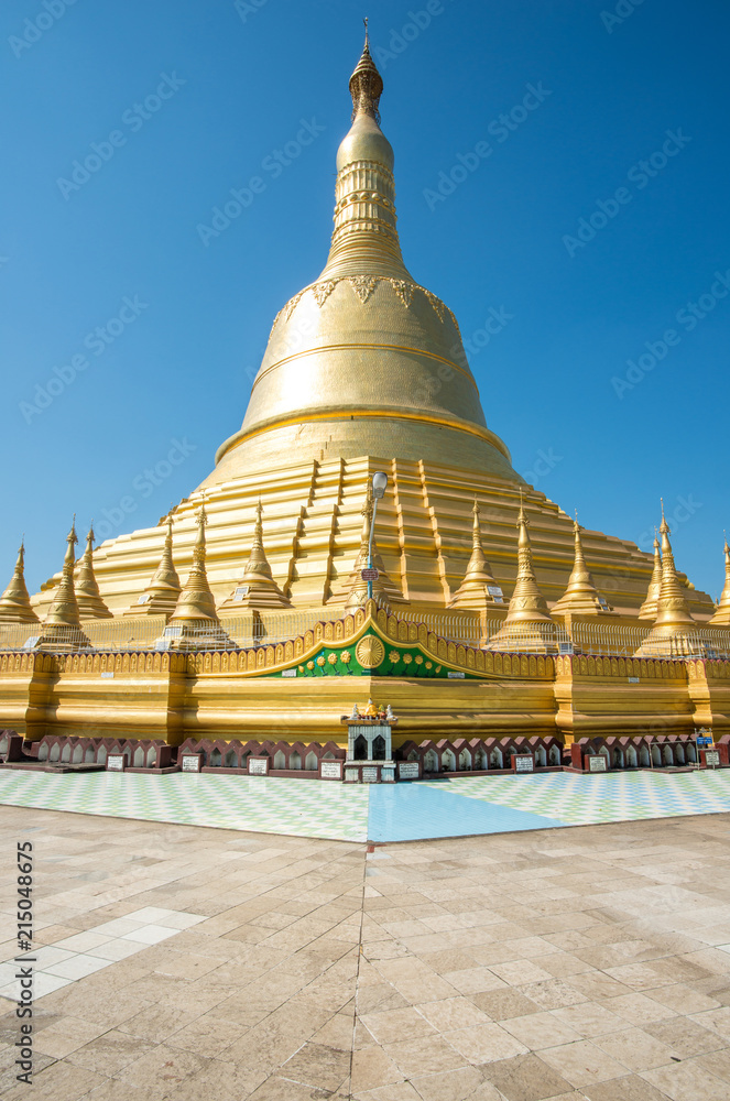 Foto de The Shwemawdaw pagoda the tallest stupa in Myanmar located in ...