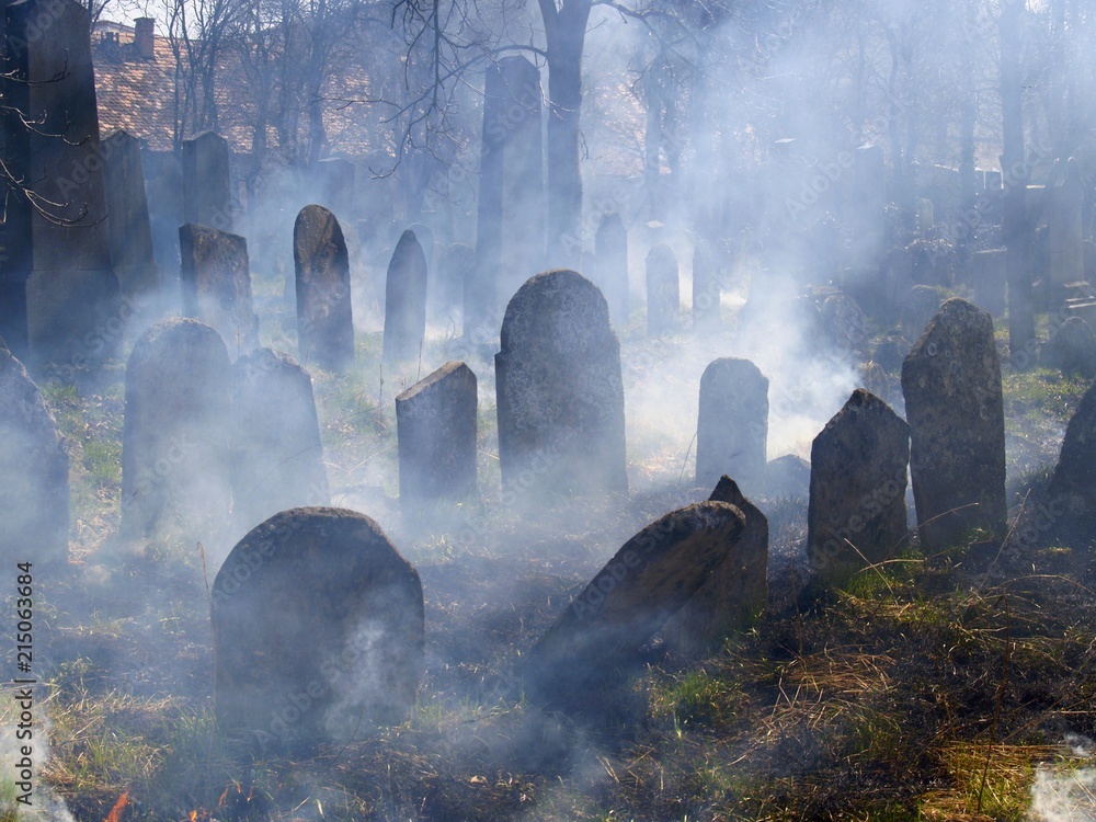 Foto de Cemetery headstones in veil of mist, Jewish cemetery in ...