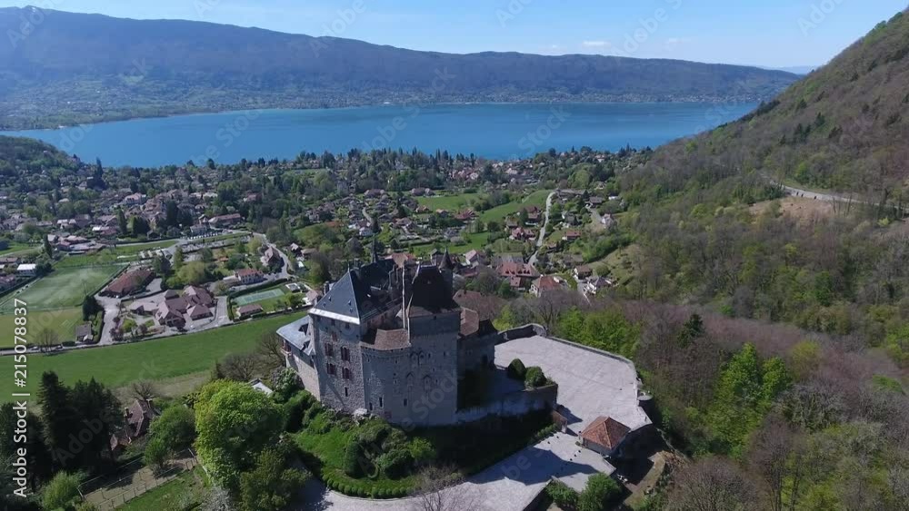 Le Château de Menthon-Saint-Bernard vue par drone Stock ビデオ | Adobe Stock