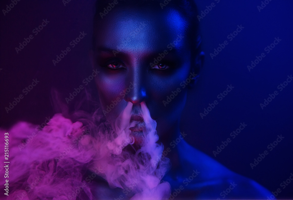 Foto de Nightlife. Beautiful Sexy Young Woman with glamorous mystical ...