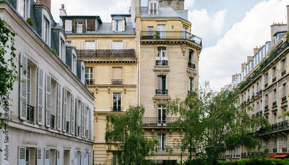 Foto de Traditional luxury PAris apartment building - vintage windows ...